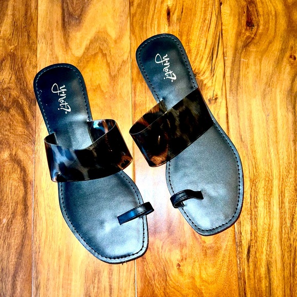 Y•Not | Shoes | Nwot Ynot Lucy Blacktortoise Toe Ring Sandals | Poshmark